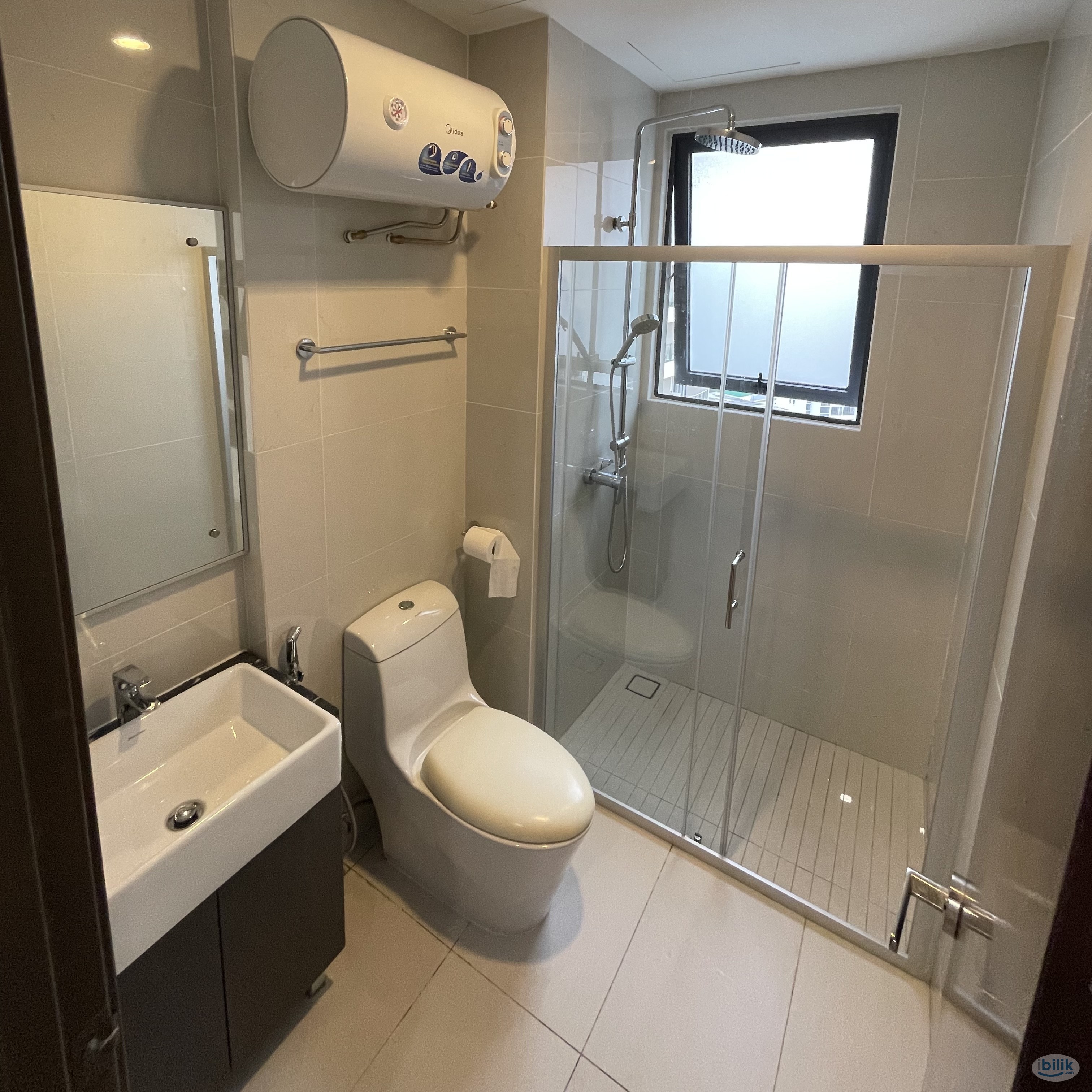Spacious Master Room at CIQ danga bay country garden, Johor Bahru | iBilik
