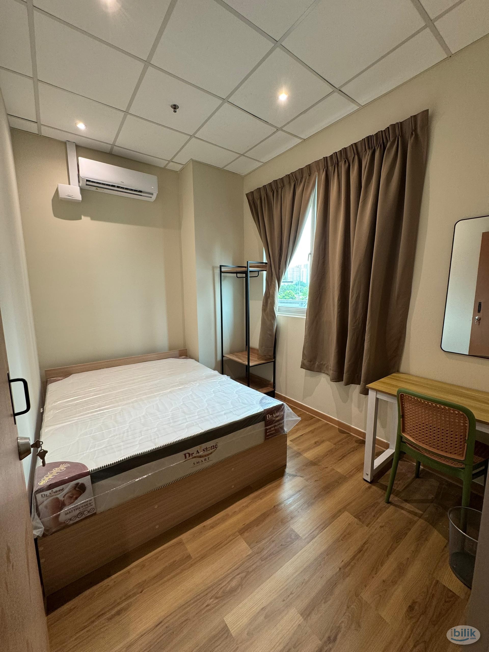 Only 2 min walk 🚶‍♀️ to Bus Stop 🚂 Room Rent With Swimming Pool @ Jalan ...