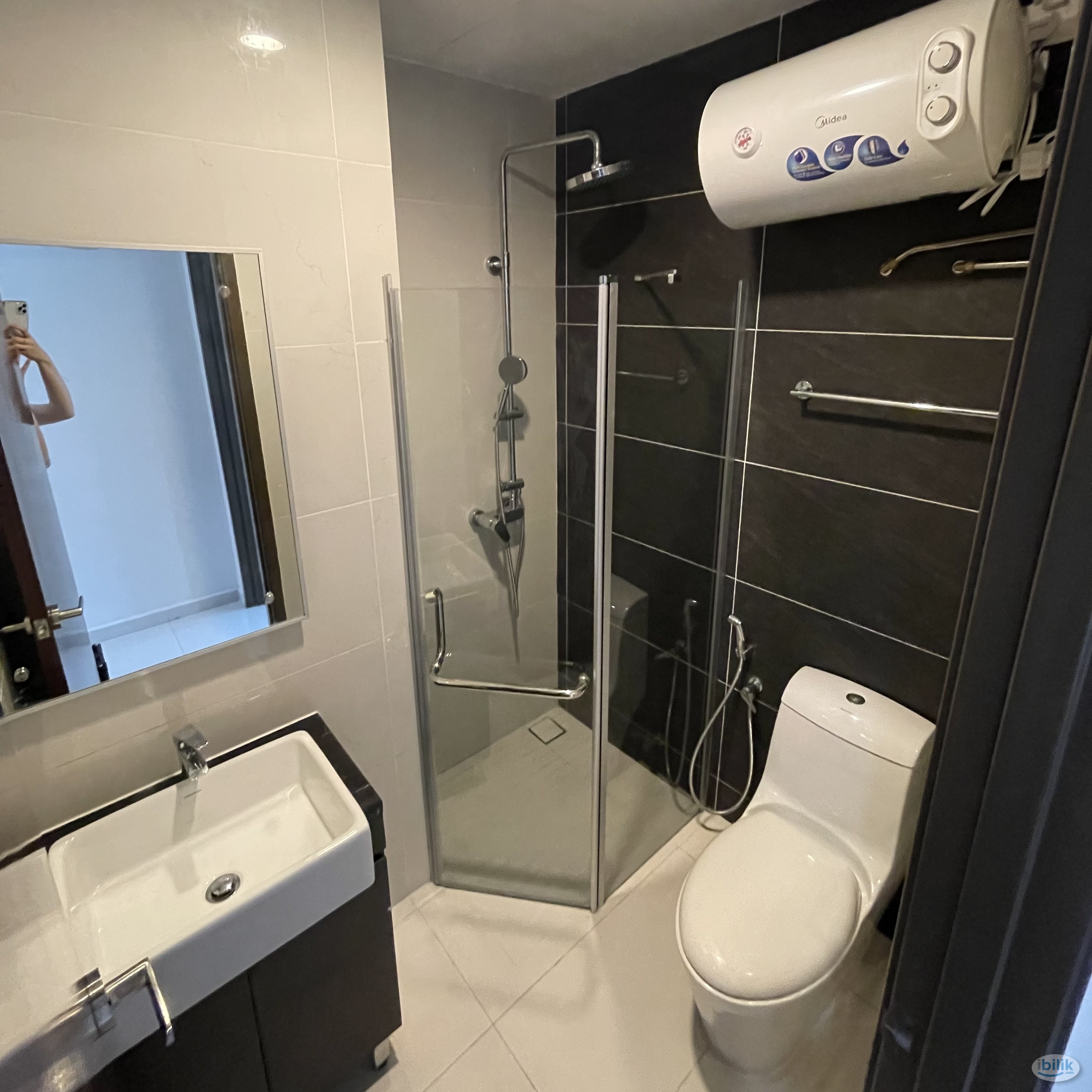 (Near CIQ) Male unit Sea view Balcony Room at Country Garden, Danga Bay ...