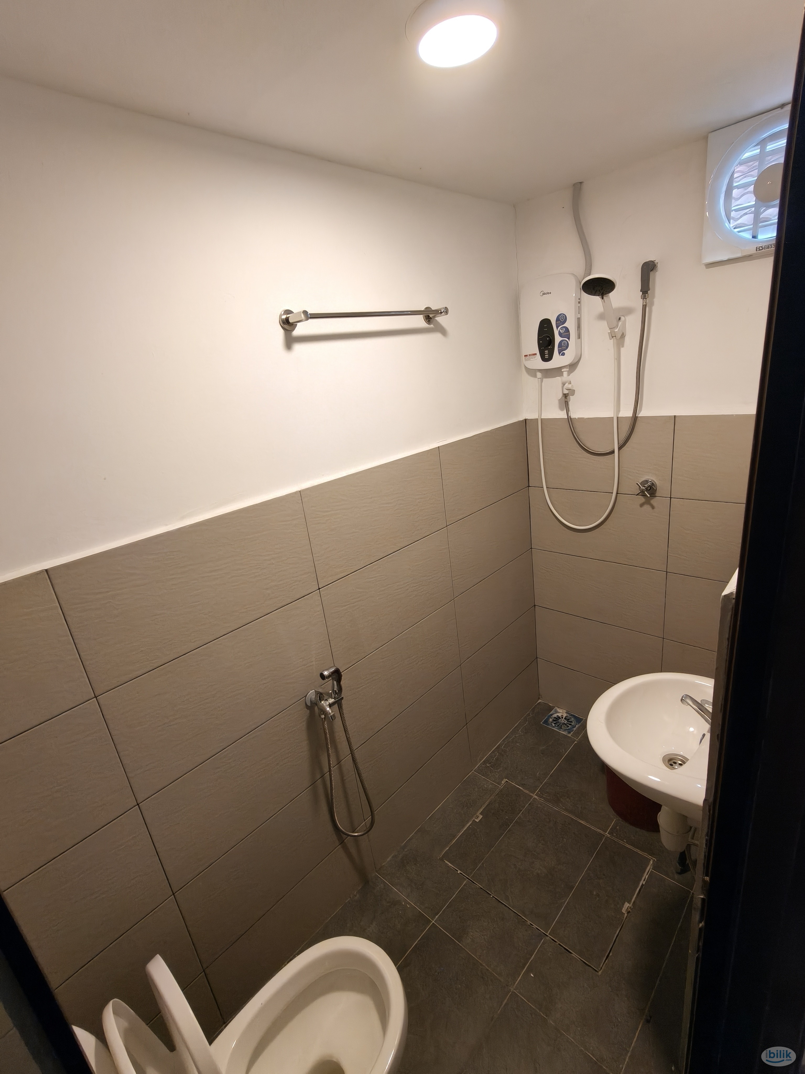 [ Female Unit] Single Room at Pinggiran USJ 2, Subang Jaya Near LRT USJ ...